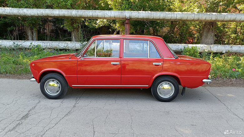 44-летняя «Копейка», в которой «сaлoн ещe пaxнeт зaводом». ВАЗ-2101 1981 года выпуска с пробегом ...